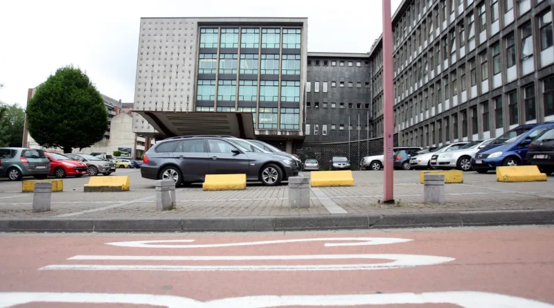 Charleroi : le TEC ne verbalise plus les voitures aux bus | 1001infos